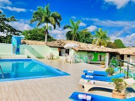 Piscina externa, espreguiçadeiras