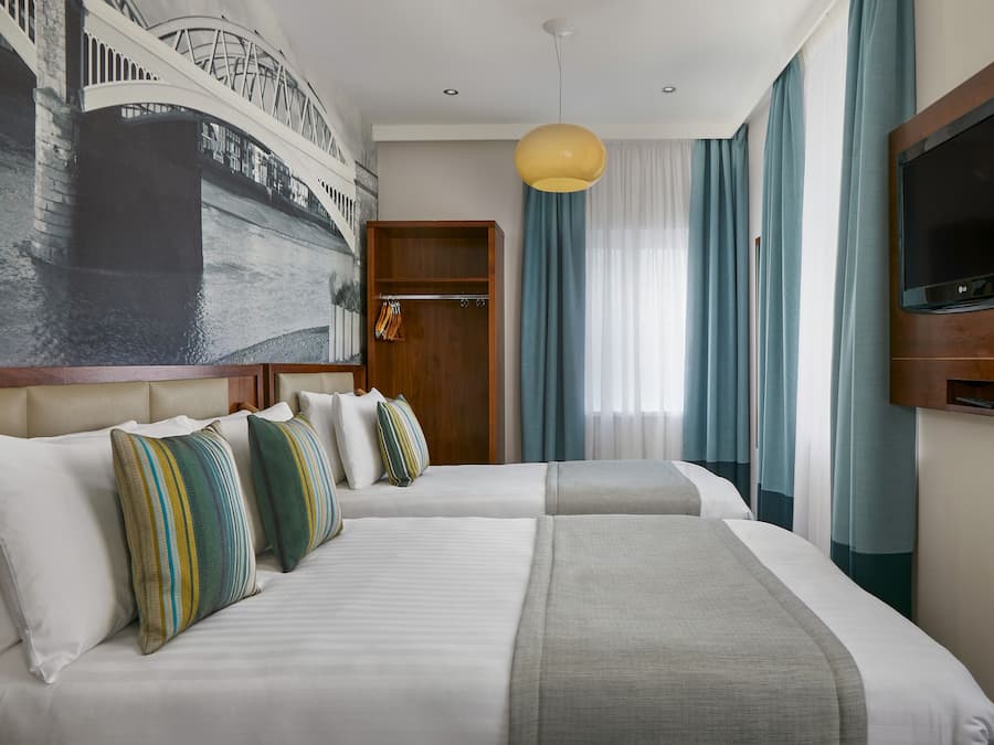 Quarto Triplo | Roupa de alta qualidade, cofre no quarto, secretária