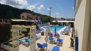 Apartamento, 1 quarto, cozinha, vista para a piscina | Vista do quarto