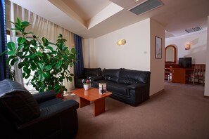 Apartamento Deluxe | Cofre no quarto, com mobília individualizada, Wi-fi grátis