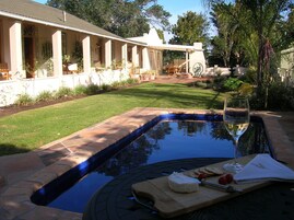 Piscina externa, guarda-sóis, espreguiçadeiras