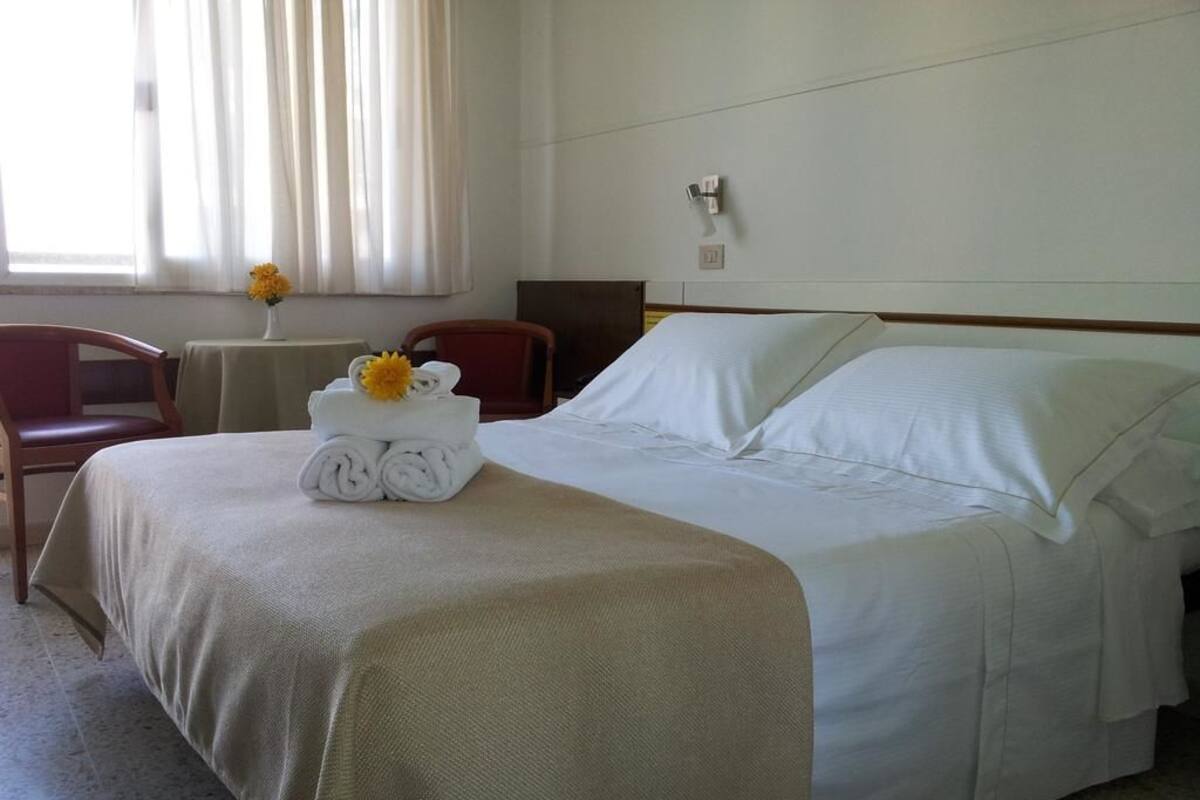 Cofre no quarto, secretária, berços/camas para crianças 