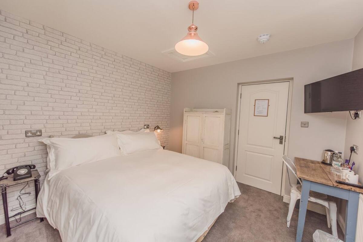 Quarto Duplo | Roupa de alta qualidade, secretária, cortinas/cortinados opacos 