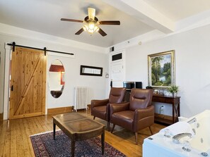 Suite Royal | Sala de estar | Televisor de ecrã plano de 32 polegadas com canais digitais, televisor 