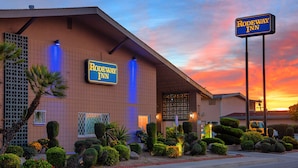 Um Rodeway Inn com fachada moderna, paisagismo bem cuidado e sinalização clara.