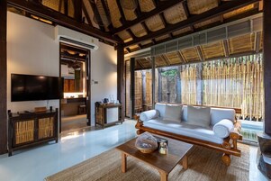 Beachfront Villa with Plunge Pool | Área de estar | Smart TV 40 polegadas com canais a cabo, TV