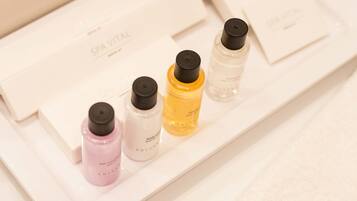 Quarto Superior | Casa de banho | Um polibã, um secador de cabelo, um bidé, toalhas fornecidas