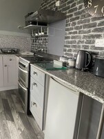 Suíte família, 1 quarto, vista para o jardim | Cozinha privada | Cafeteira/chaleira, chaleira elétrica