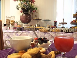 Café da manhã com buffet grátis todos os dias