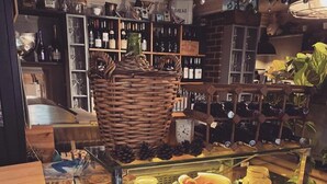 Vitrine de padaria com diversos produtos de panificação e potes de compotas.