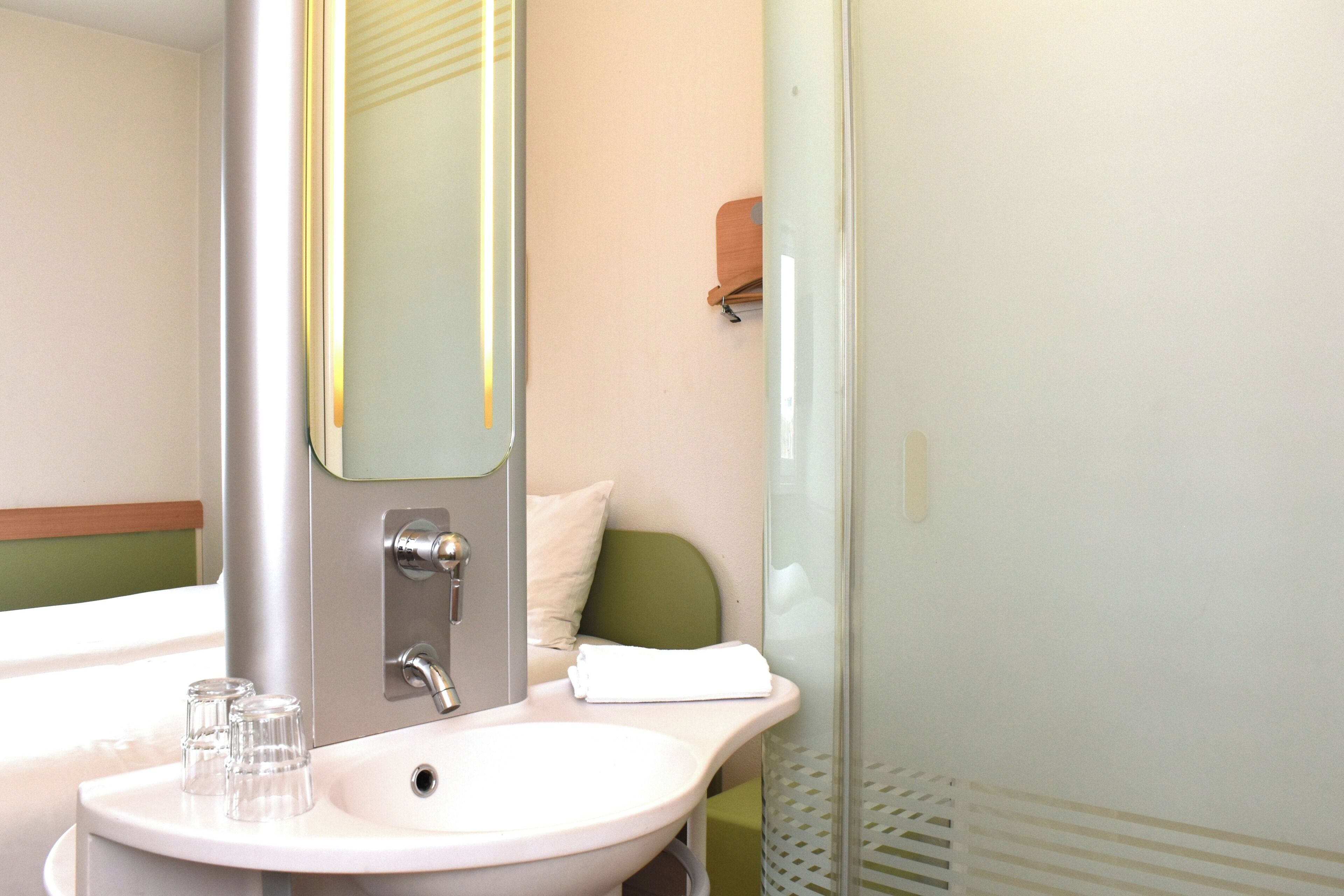 Quarto Twin, 2 camas individuais | Casa de banho | Um polibã, artigos de higiene ecológicos 