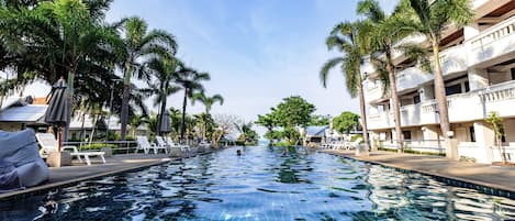 Piscina externa, funciona das 7h às 19h, guarda-sóis, espreguiçadeiras