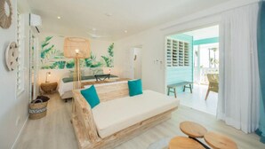 Um quarto aconchegante com um sofá de madeira, uma mesinha e uma cesta de vime.