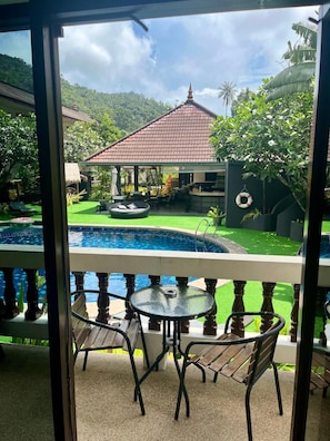Piscina externa, guarda-sóis, espreguiçadeiras