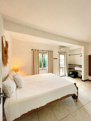 Quarto superior | Cortinas blackout, ferros/tábuas de passar roupa, Wi-Fi de cortesia