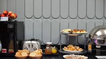 Café da manhã com buffet grátis todos os dias