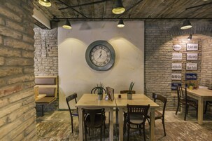 Servem pequenos-almoços, almoços, jantares e brunches (fins de semana)