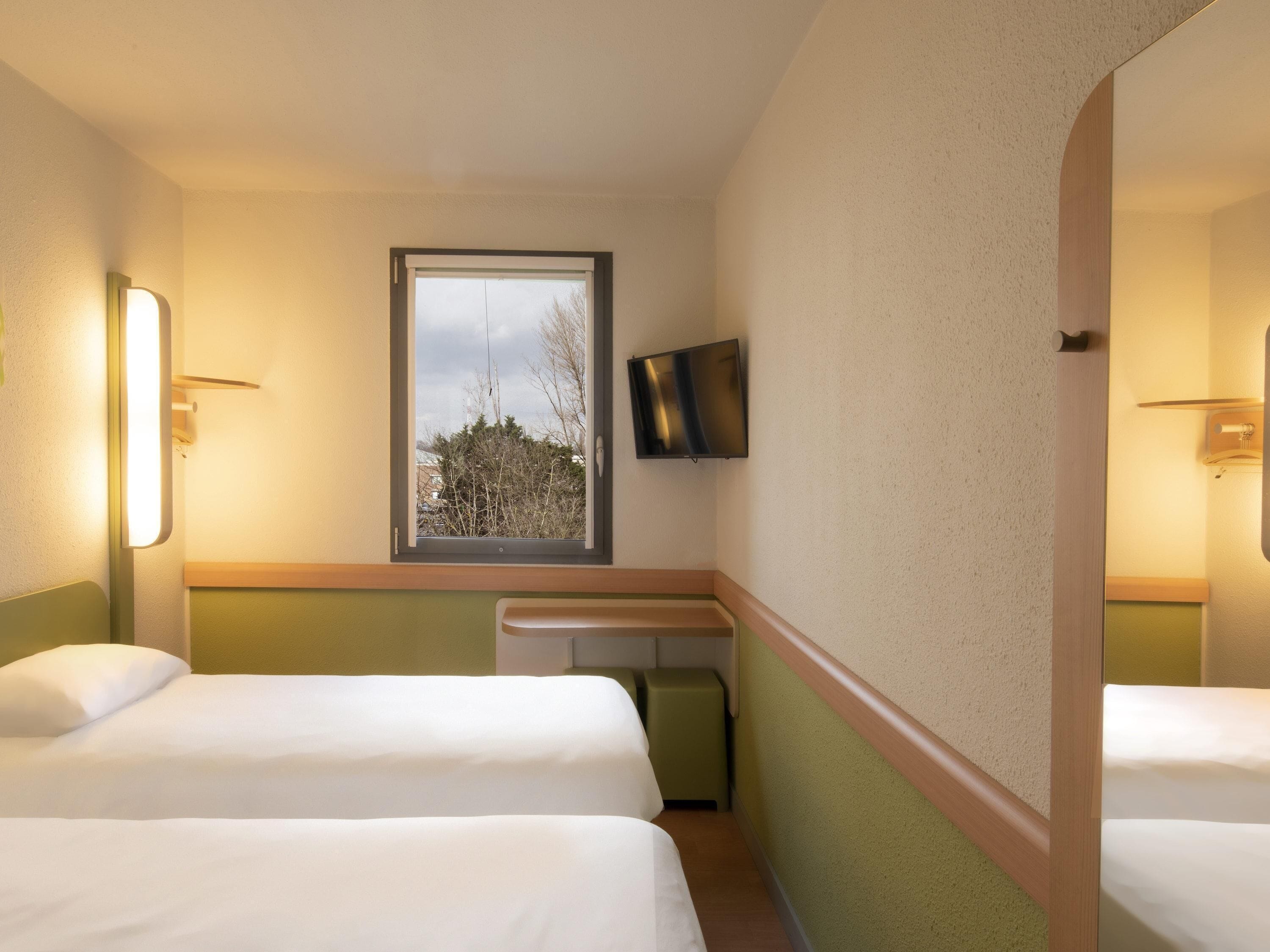 Quarto duplo, 2 camas de solteiro | Escrivaninha, cortinas blackout, quartos à prova de som