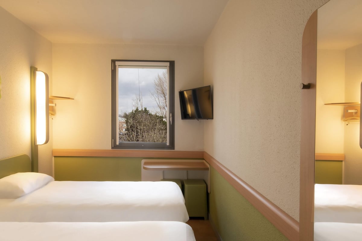 Quarto duplo, 2 camas de solteiro | Escrivaninha, cortinas blackout, quartos à prova de som