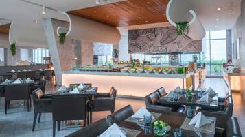 Serviço de café da manhã, culinária internacional, vistas para o jardim