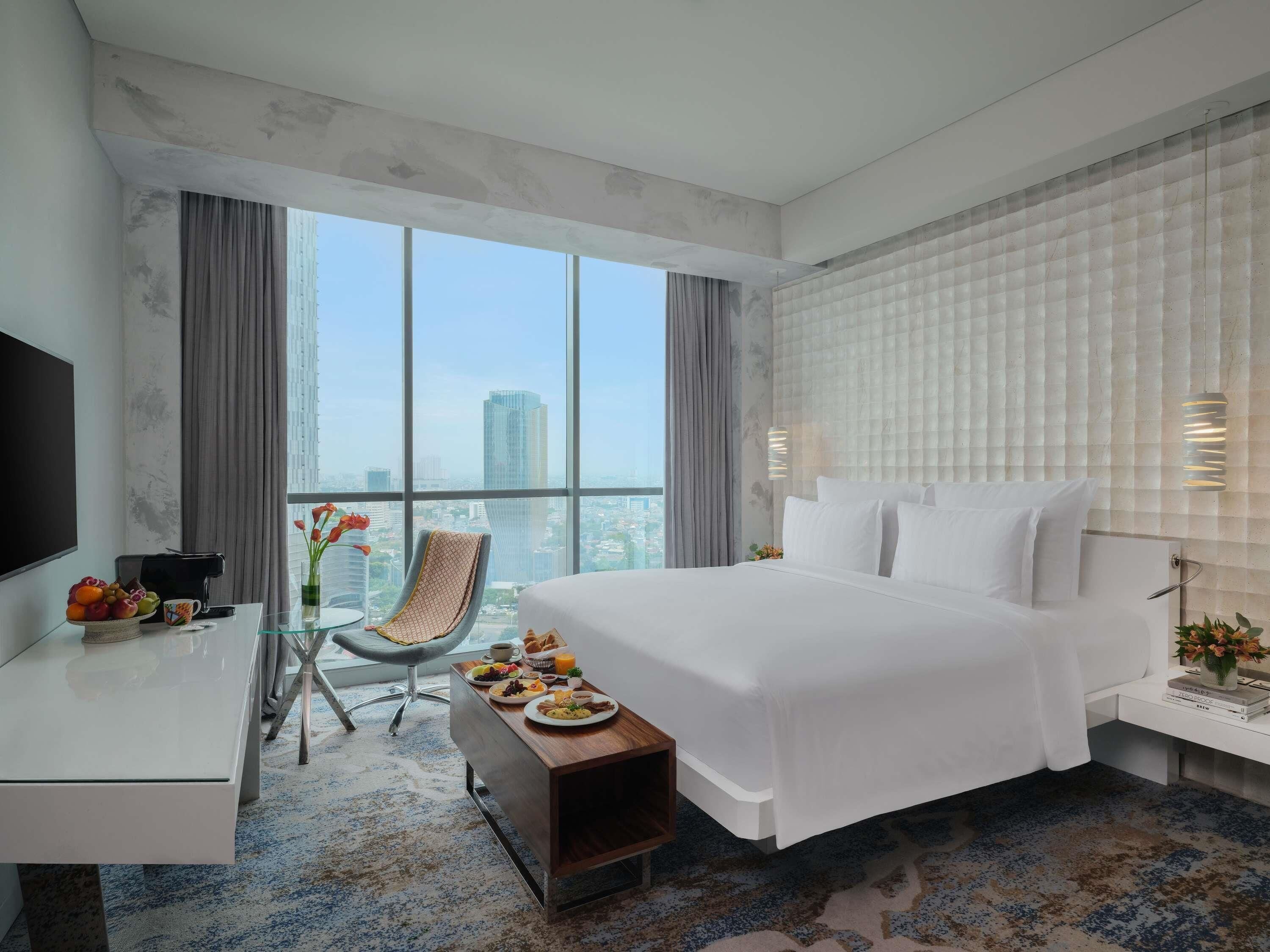 Frigobar (abastecido com alguns itens grátis), cofres nos quartos