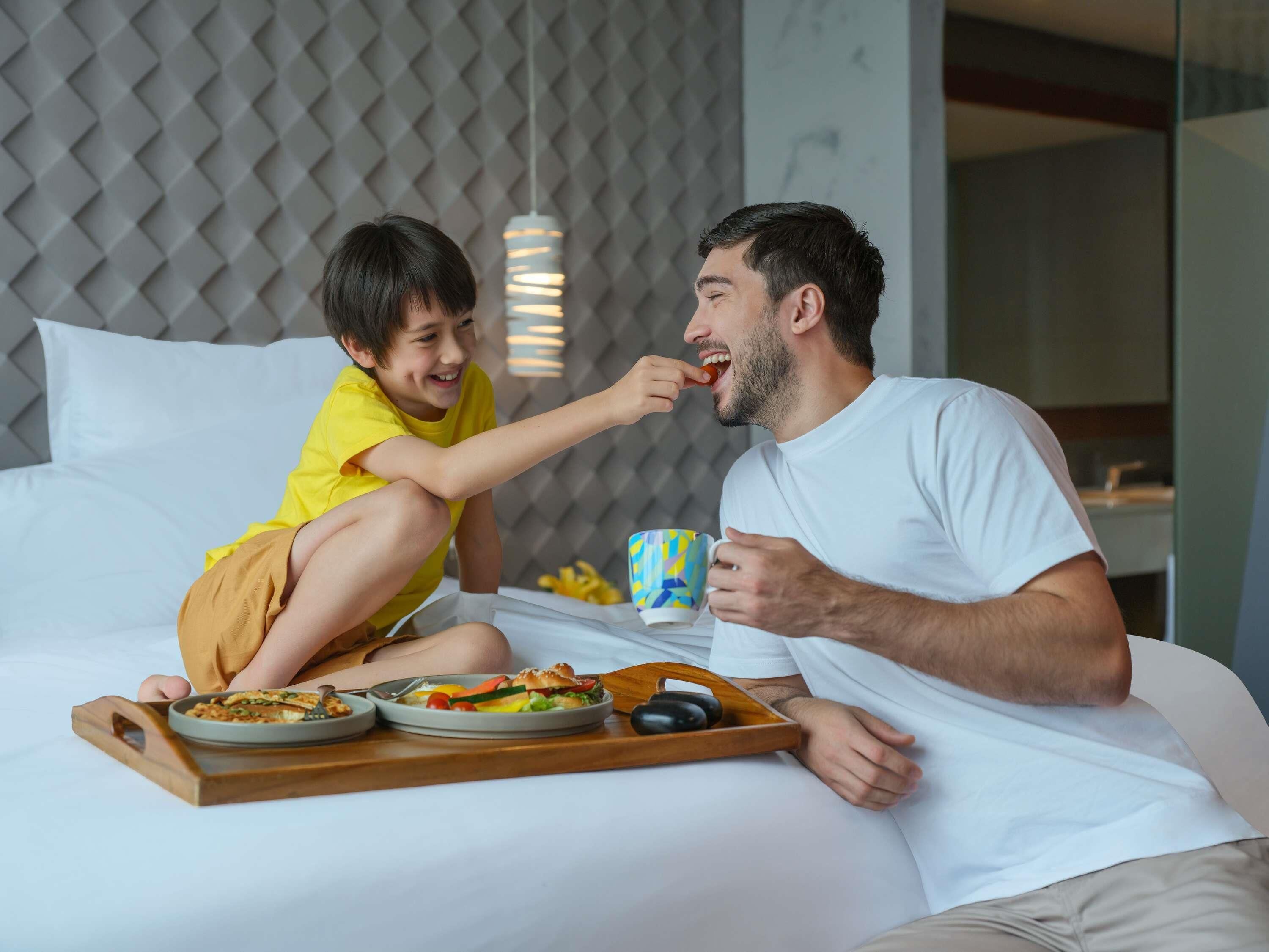 Frigobar (abastecido com alguns itens grátis), cofres nos quartos