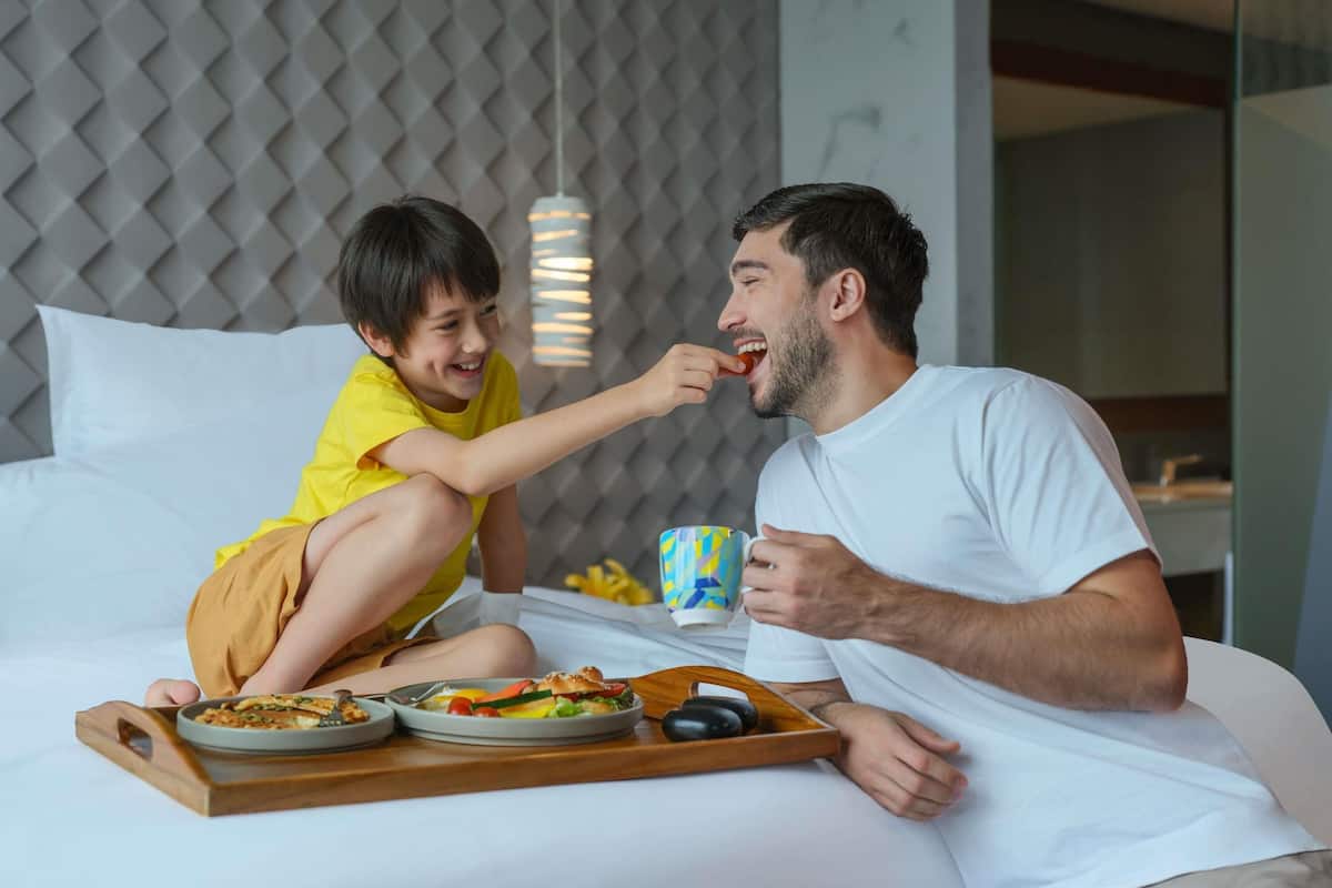 Frigobar (abastecido com alguns itens grátis), cofres nos quartos