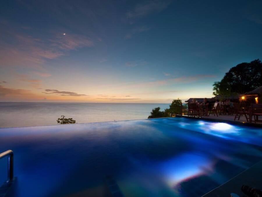 Piscina externa, guarda-sóis, espreguiçadeiras