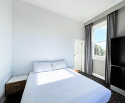 Suíte família (The Sunnyside Suite, Ensuite) | Escrivaninha, cortinas blackout, ferros/tábuas de passar roupa