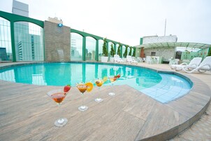 Piscina exterior, espreguiçadeiras 
