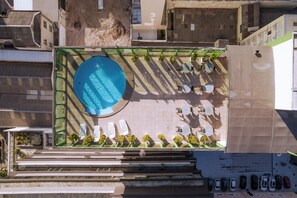 Piscina externa, espreguiçadeiras