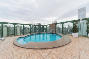 Piscina externa, espreguiçadeiras