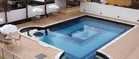 Piscina exterior, espreguiçadeiras