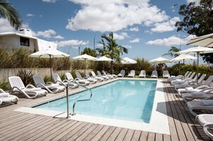 Piscina interna, piscina externa, espreguiçadeiras