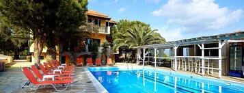 Piscina externa, guarda-sóis, espreguiçadeiras