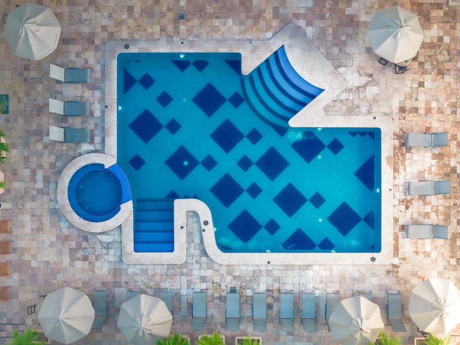 2 piscinas exteriores