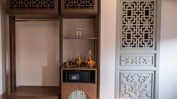Um closet amplo com prateleiras de madeira, micro-ondas e painéis decorativos.