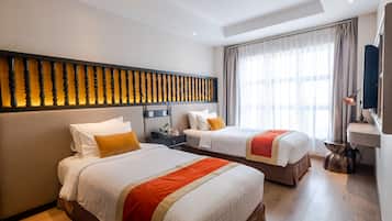 Premium Deluxe Twin | Minibar, cofre no quarto, secretária, cortinas/cortinados opacos