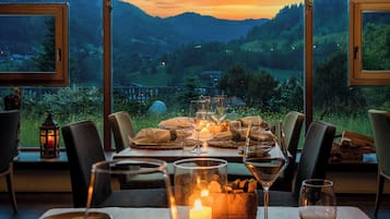Pequenos-almoços servidos, cozinha regional, com vista para o jardim