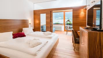 Quarto Familiar, varanda, vista para a montanha | Minibar, cofre no quarto, com mobília individualizada, secretária