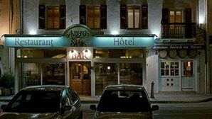 Um hotel com restaurante e bar no andar térreo.