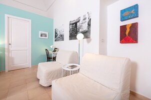 Estúdio Económico | Com decoração personalizada, com mobília individualizada, secretária 