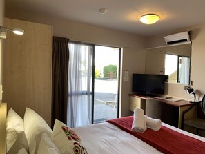 Estúdio superior (charges may applied for twin beds) | Roupas de cama premium, escrivaninha, espaço de trabalho para notebook