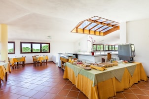 Café da manhã com buffet grátis todos os dias