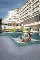 Piscina interna, piscina externa, espreguiçadeiras