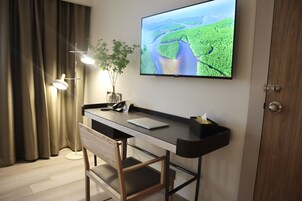 Camas de colchão pillowtop, minibar grátis, cofre no quarto, secretária 