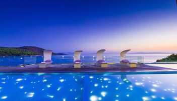 2 piscinas externas, guarda-sóis, espreguiçadeiras
