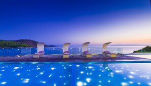 2 piscinas exteriores, guarda-sóis, espreguiçadeiras