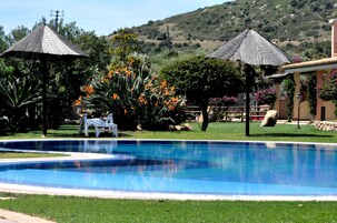 Piscina exterior, guarda-sóis, espreguiçadeiras 