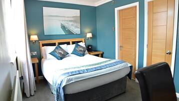 Quarto Duplo Standard, casa de banho anexa | Roupa de alta qualidade, cofre no quarto, secretária